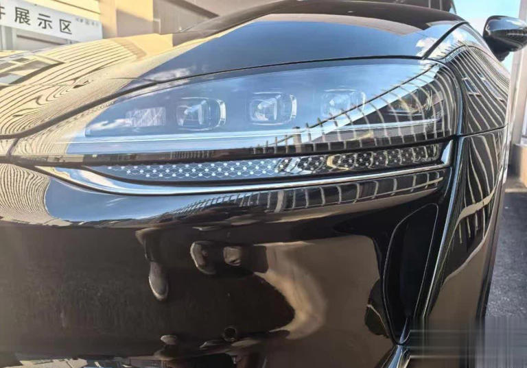 新款智界R7实车曝光，换装M9同款大灯