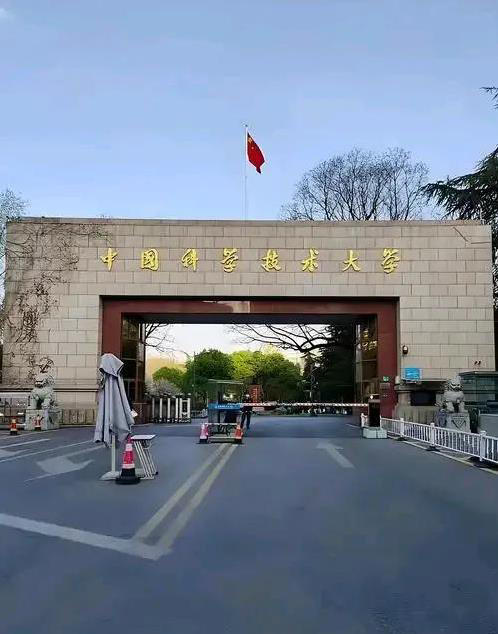 985光环褪色？分数线被211反超，你还追名校吗？