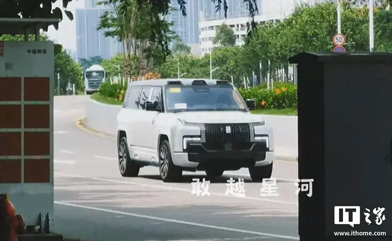 比亚迪仰望 U8L 鼎世版萤石白涂装实车曝光，7 月 31 日开启预售