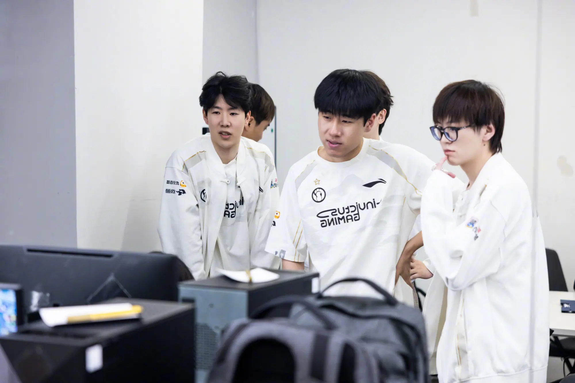 IG不敌FPX，官博炸了！粉丝怒斥：RNG双雄太菜！wei承认：个人失误多