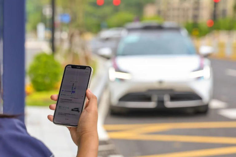 Robotxi行业需要最会搭“基建”和“朋友圈”的核心玩家？