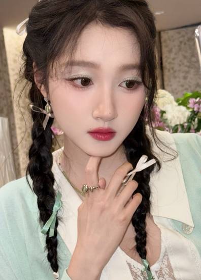 刘诗诗关晓彤罕见合体，85花PK95花，谁是你心中的C位女神？