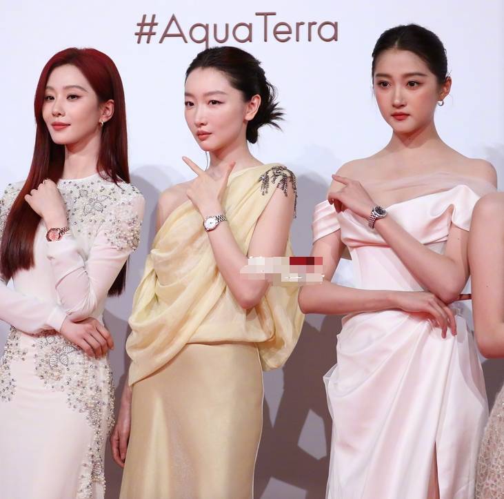 刘诗诗关晓彤罕见合体，85花PK95花，谁是你心中的C位女神？