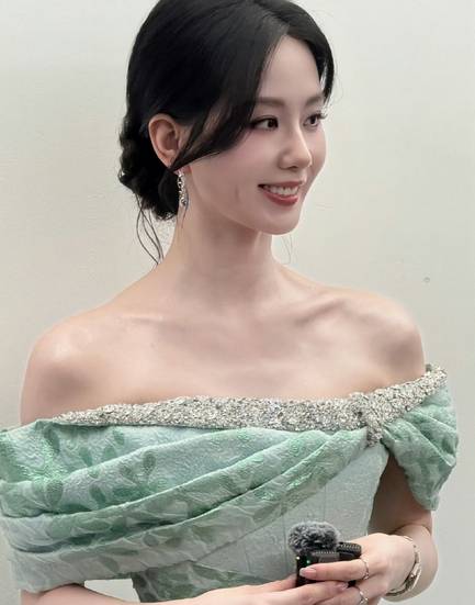 刘诗诗关晓彤罕见合体，85花PK95花，谁是你心中的C位女神？