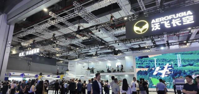 沃飞长空携AE200 eVTOL全新座舱亮相2025国际低空经济博览会