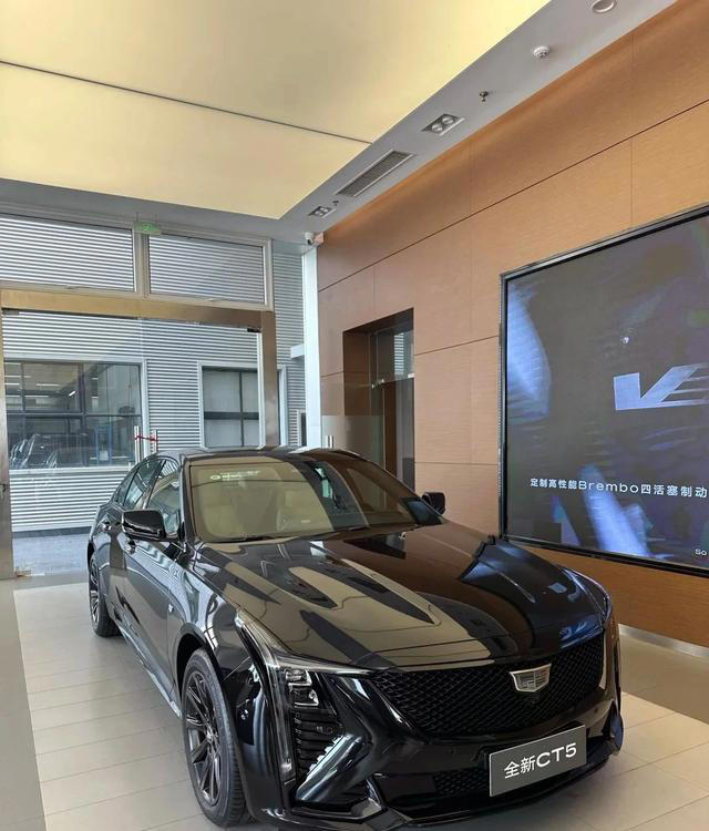 凯迪拉克CT5也“挺不住”了！近30万降到18.59万，标配2.0T+10AT