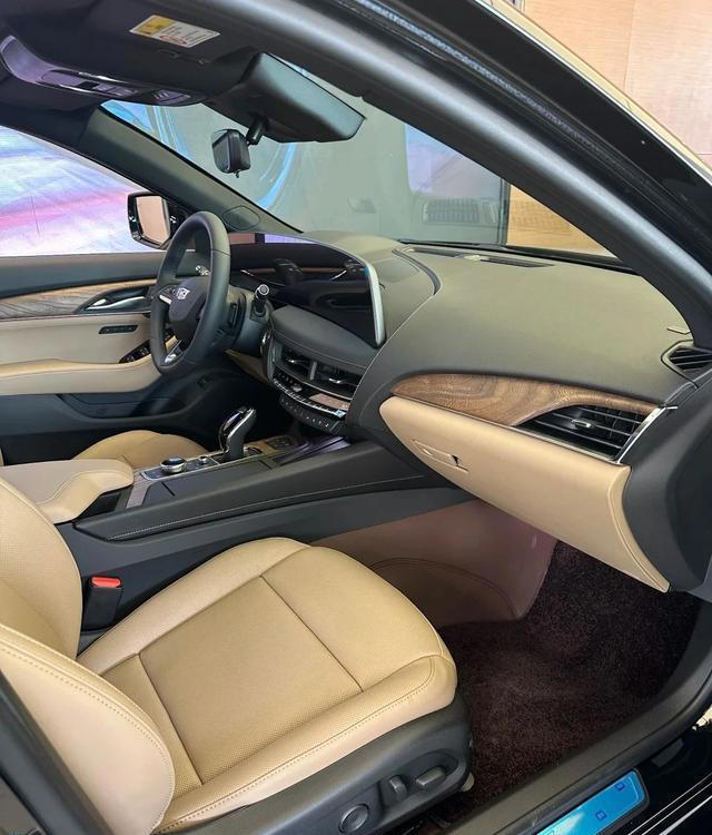 凯迪拉克CT5也“挺不住”了！近30万降到18.59万，标配2.0T+10AT