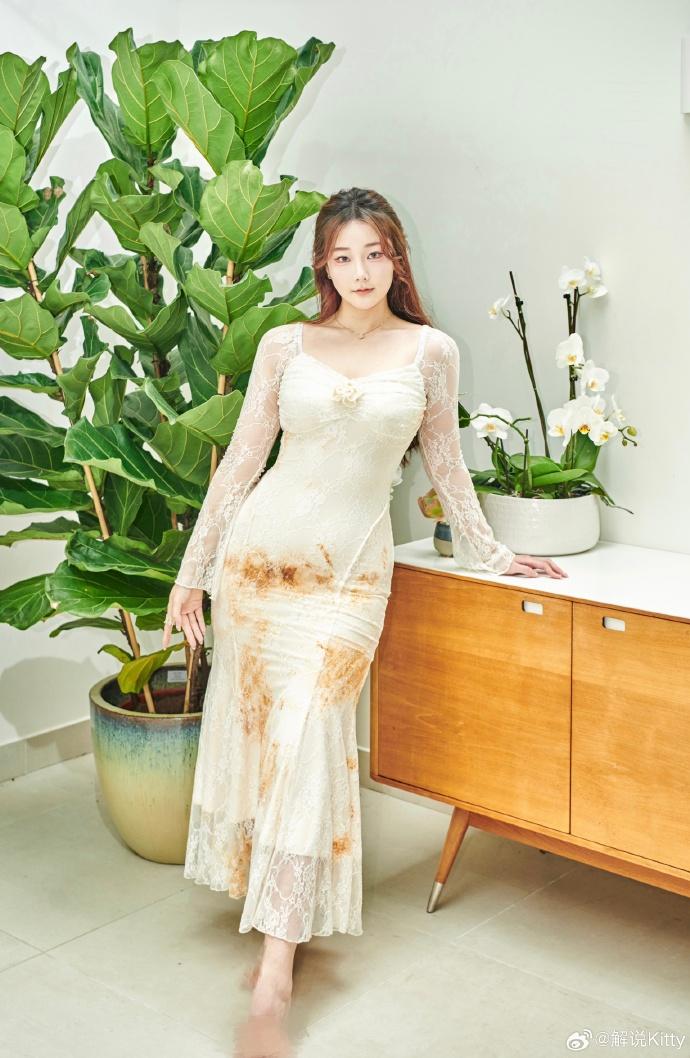 前LPL英文流解说Kitty晒照：周四就发四张图🤍