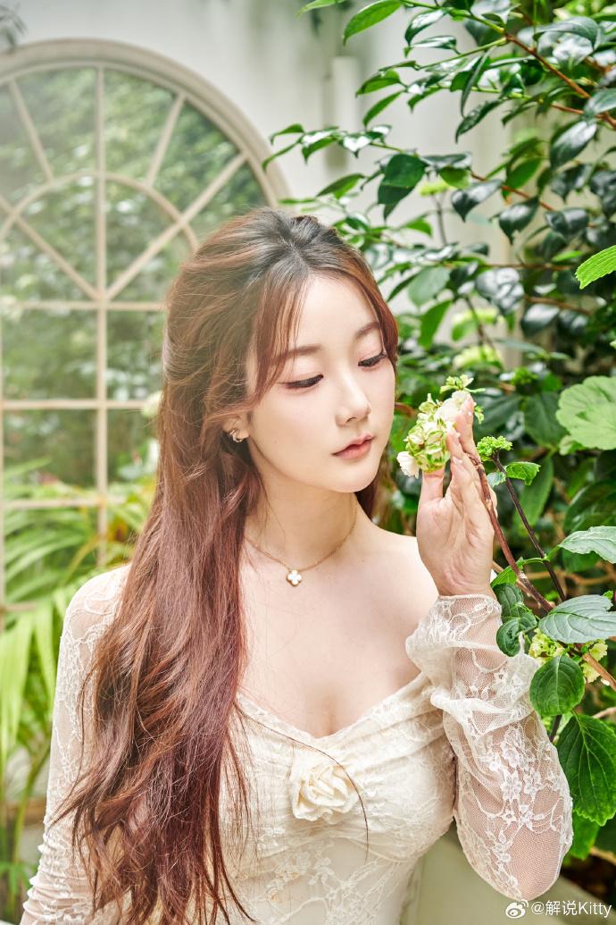 前LPL英文流解说Kitty晒照：周四就发四张图🤍