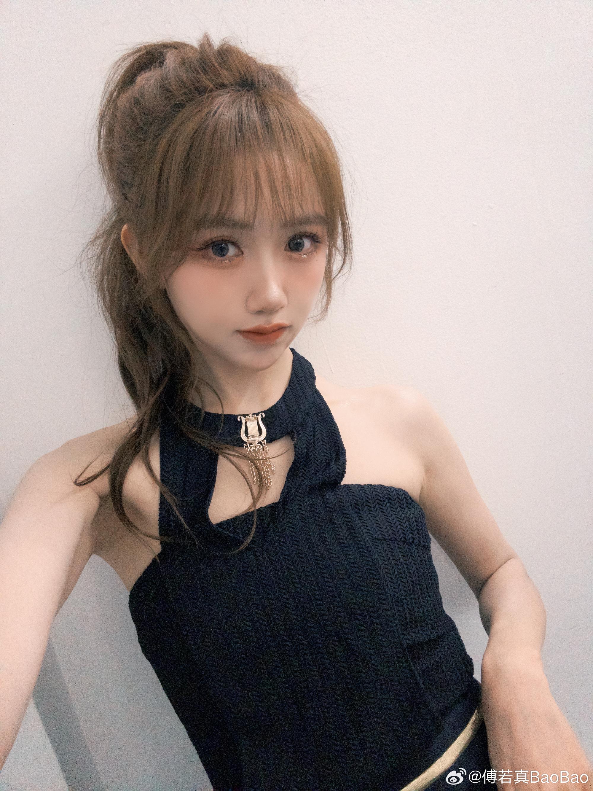 LPL主持BaoBao晒照：秋天快乐，明后天都见