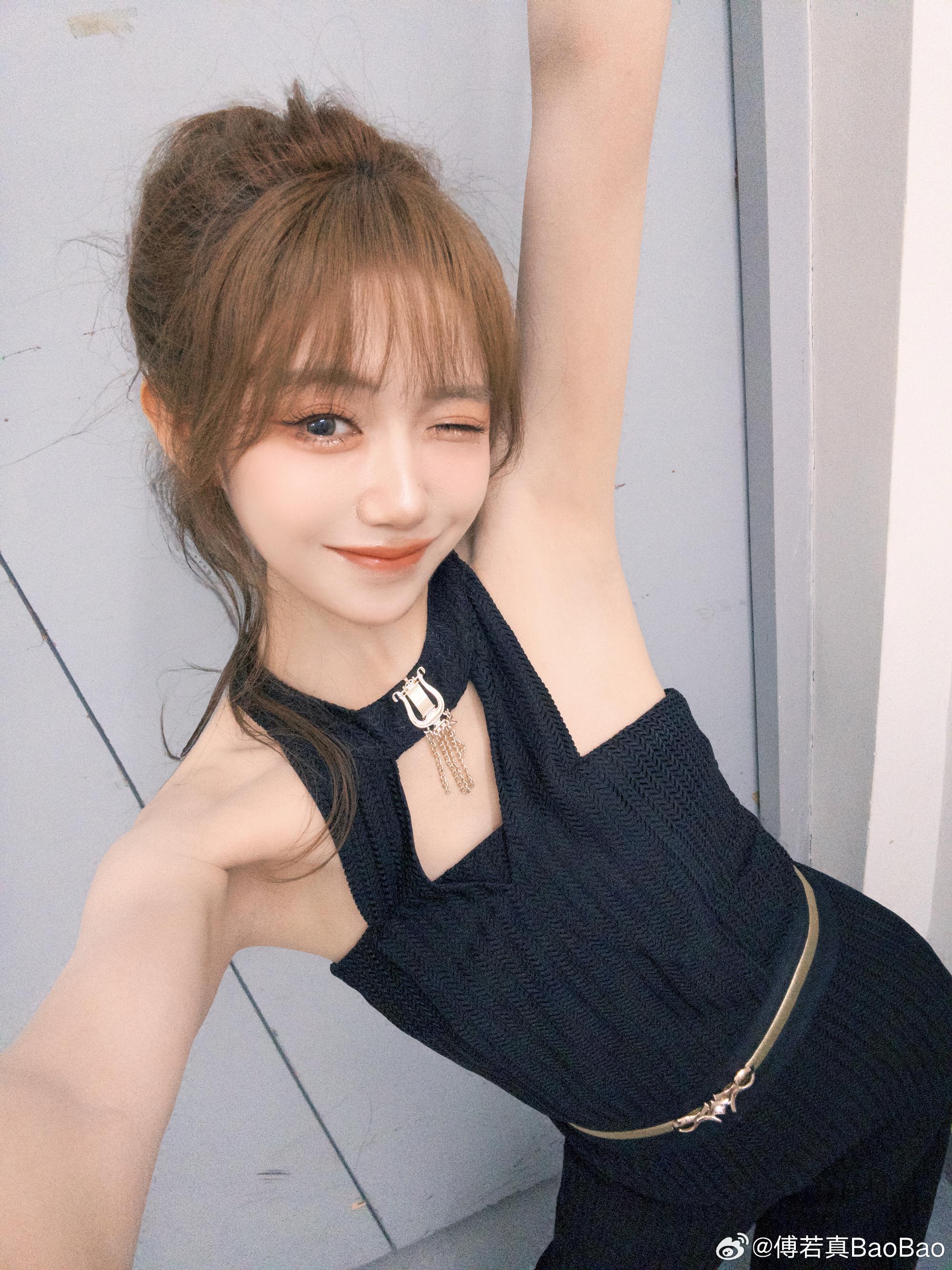 LPL主持BaoBao晒照：秋天快乐，明后天都见