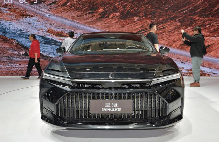 预算30万还买雷克萨斯ES200？这款“皇冠”标配2.5L混动，长5米多