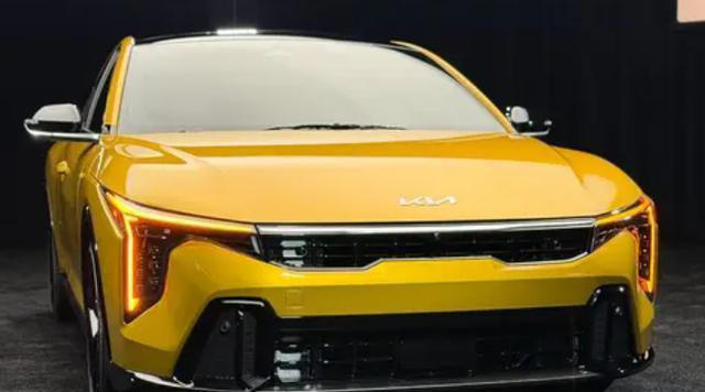 全新起亚K4两厢版，造型个性时尚，搭载1.6T+8AT，动力很强劲！