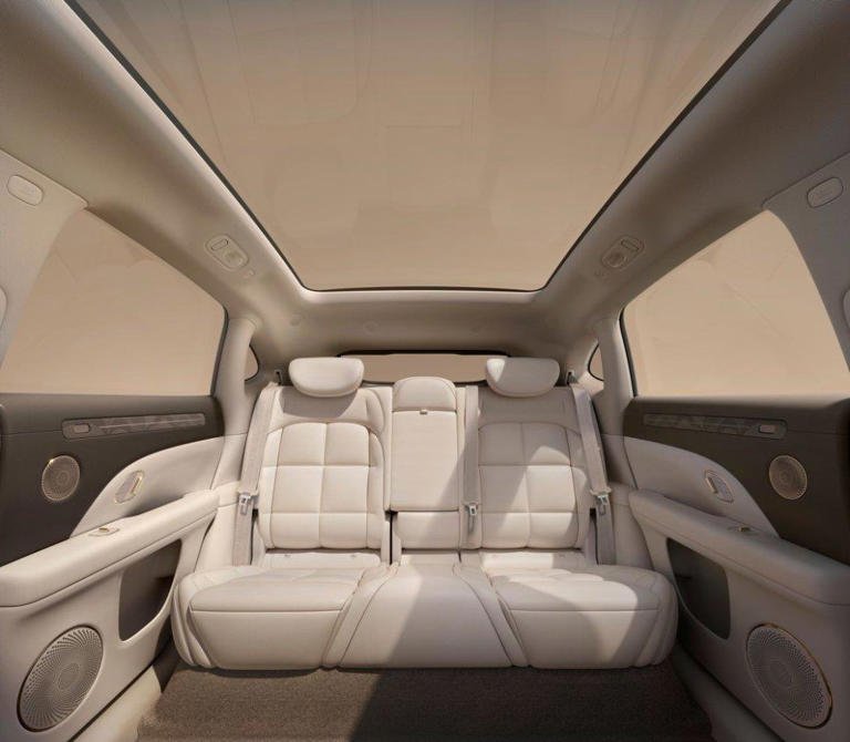 450km纯电续航／自带“超充桩”，新一代智己LS6预售20.99万起