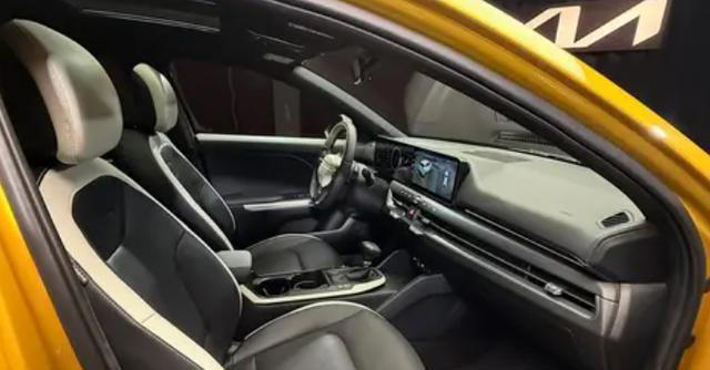 全新起亚K4两厢版，造型个性时尚，搭载1.6T+8AT，动力很强劲！