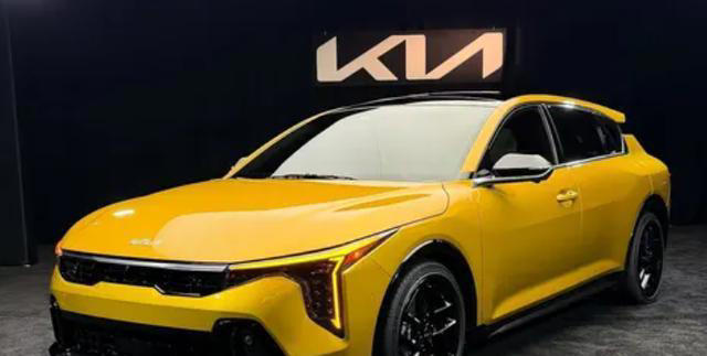 全新起亚K4两厢版，造型个性时尚，搭载1.6T+8AT，动力很强劲！