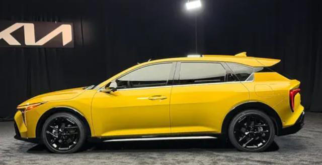 全新起亚K4两厢版，造型个性时尚，搭载1.6T+8AT，动力很强劲！