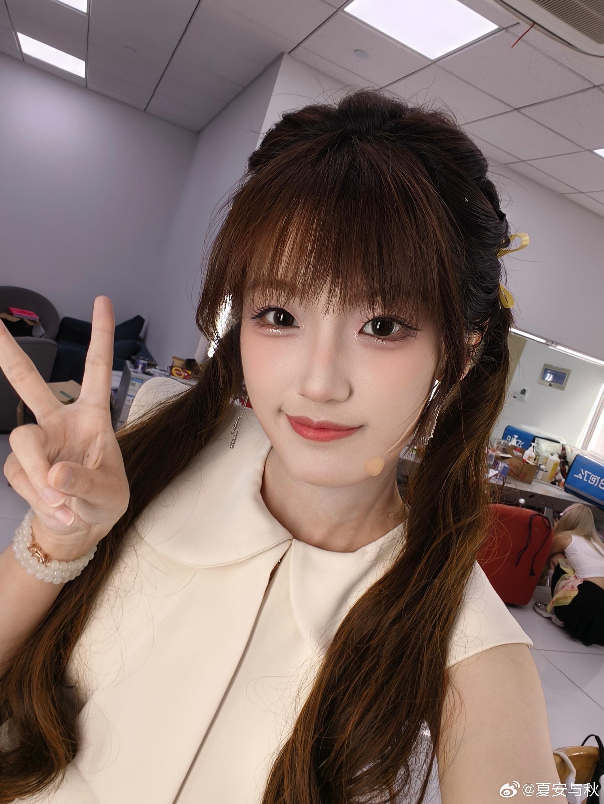 LPL官方主持夏安晒照：今天是双马尾憨憨