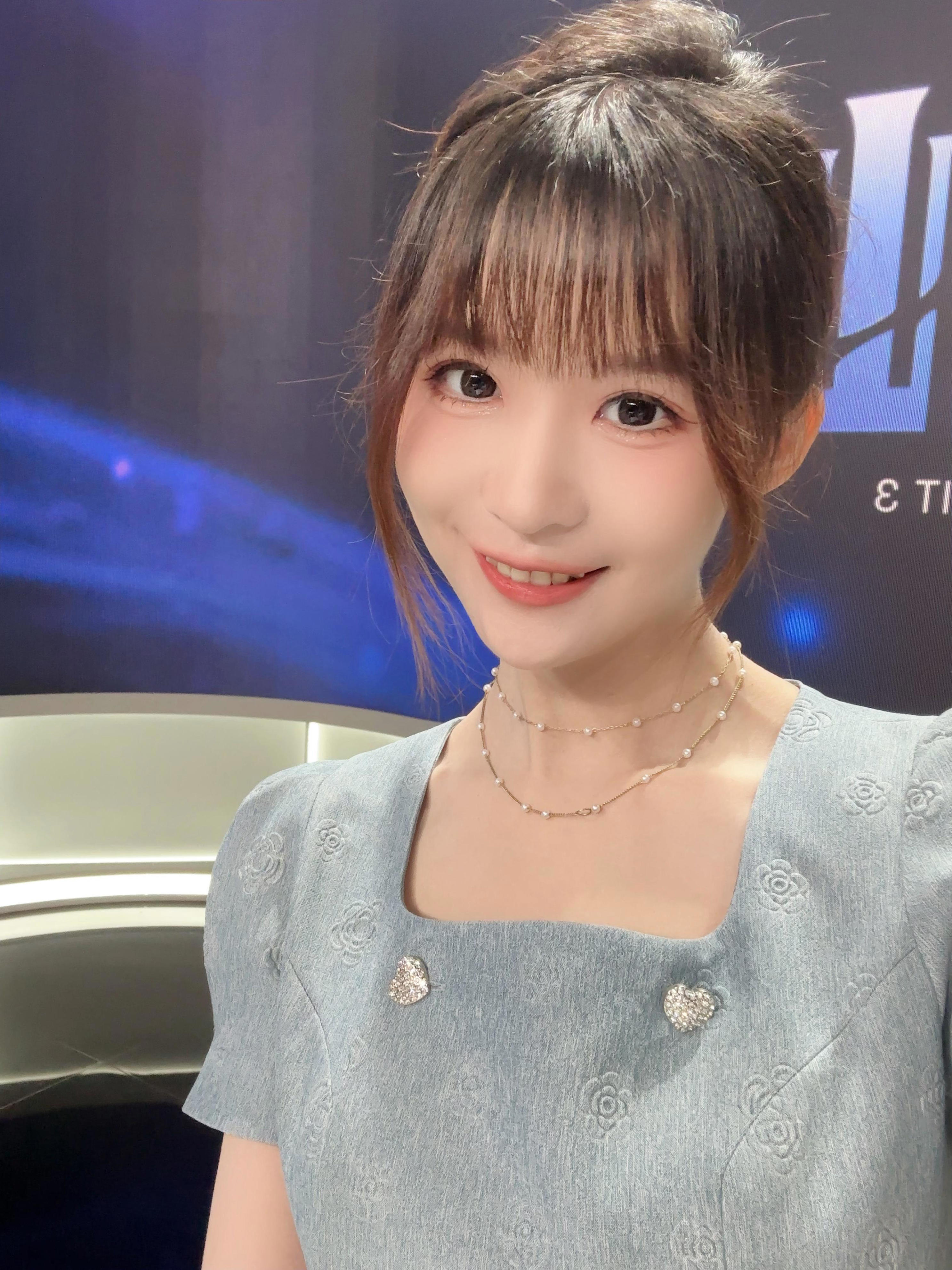 LPL官方解说瞳夕晒照：蓝色心情💙