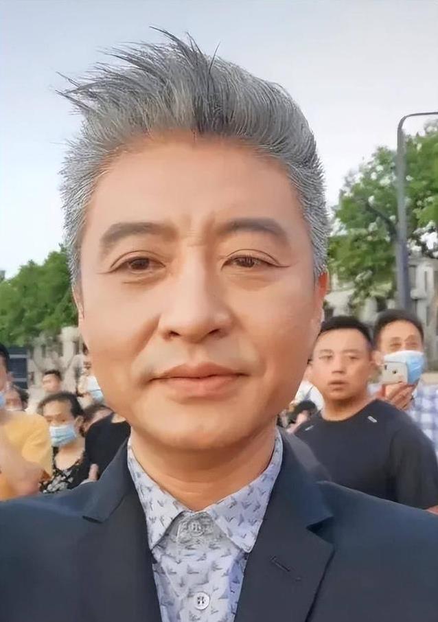中专文艺兵逆袭春晚红人，却因一句话翻车满头白发？