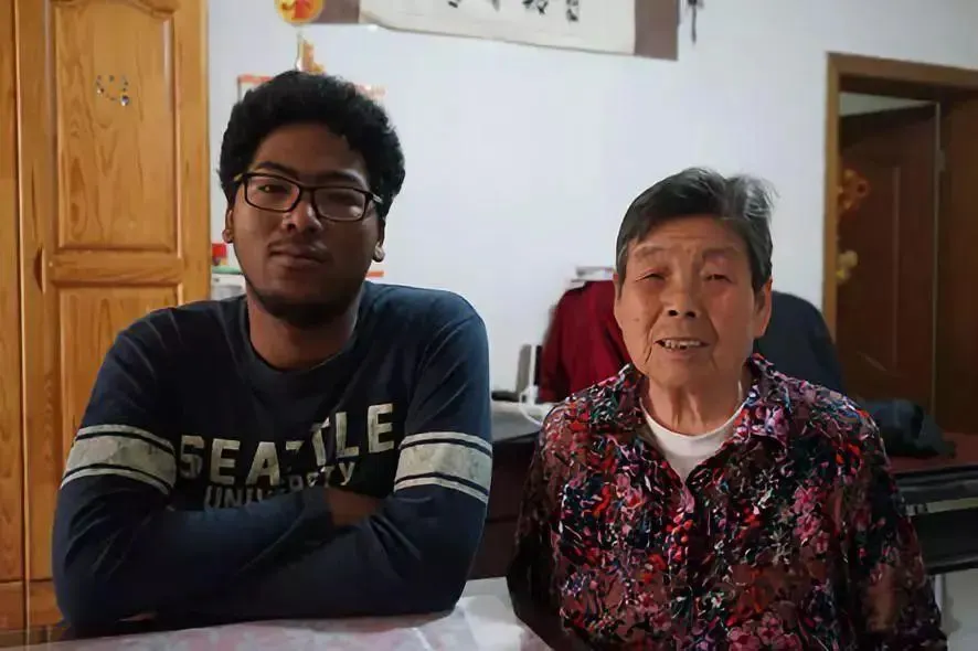 老人捡到黑人弃婴，坚持供其读大学，拆迁后还分给他一套房，如今怎么样了？