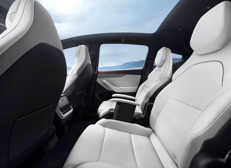 特斯拉Model Y L上市开卖，对比理想i8、乐道L90该选哪个？