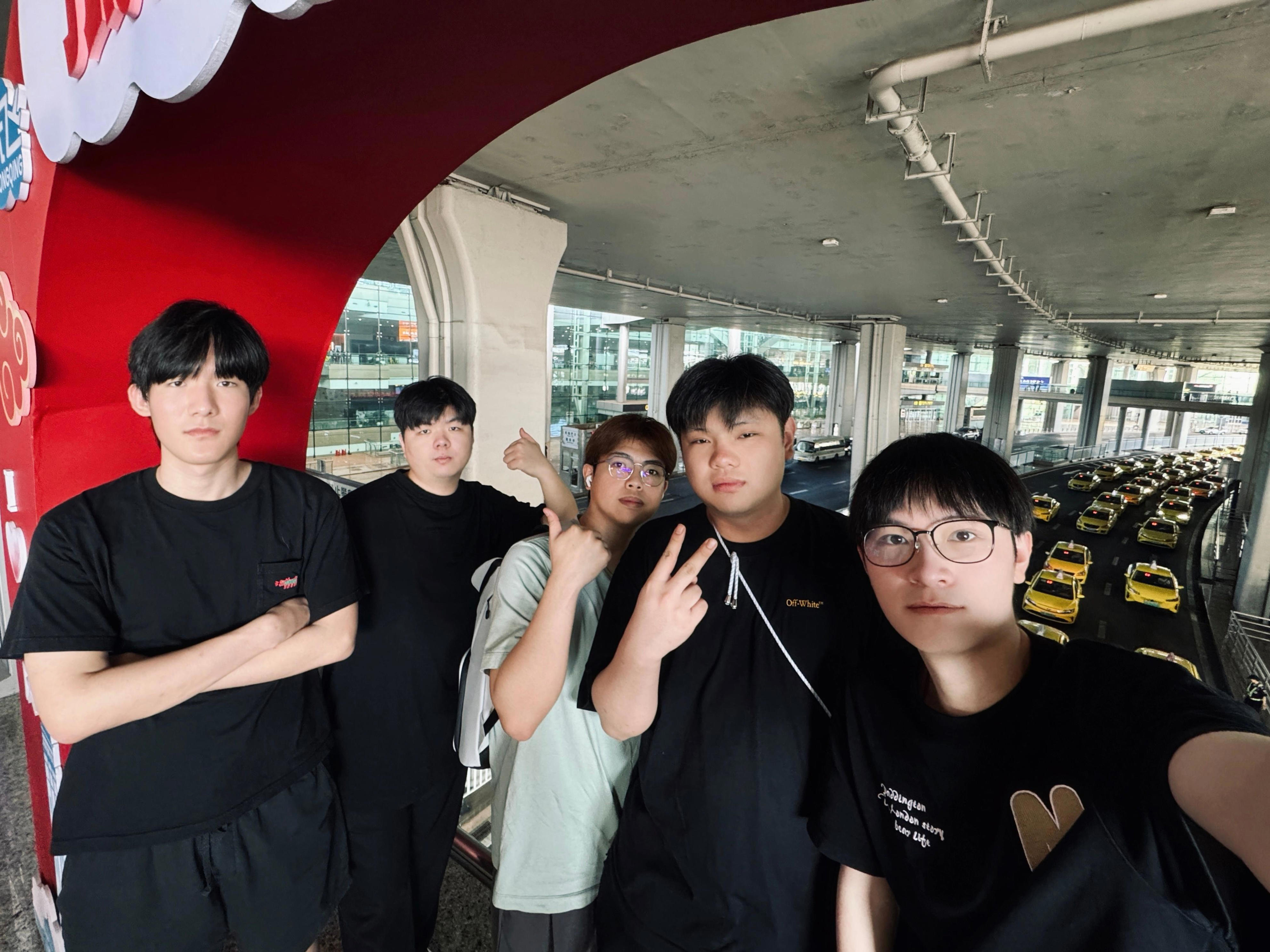 TEC官方发布选手合照：顺利抵达重庆，TEC Booth见～