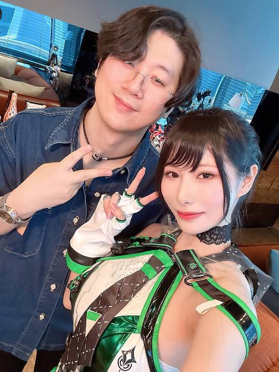 不输体模！知名Coser拜访剑星开发商 与金亨泰合影