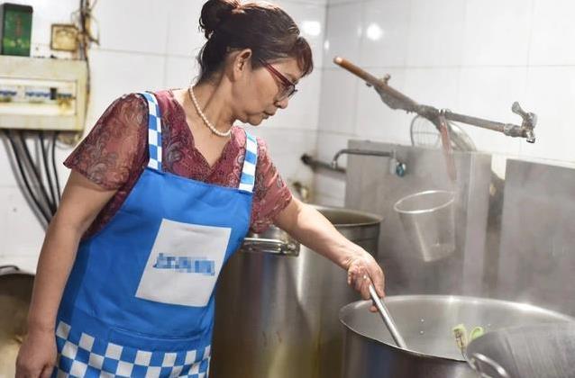 河南大妈饺子店火爆，机器人剁馅效率高，味道咋样让人惊叹？