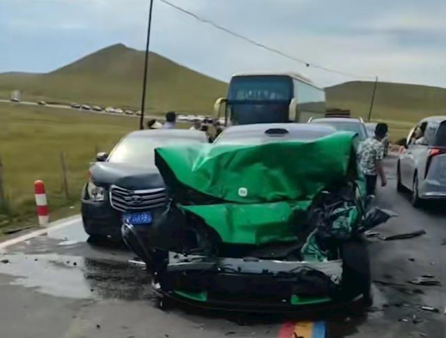 罐车失控撞向小米YU7，2200MPa钢架保车主无恙，真不愧是陆地坦克