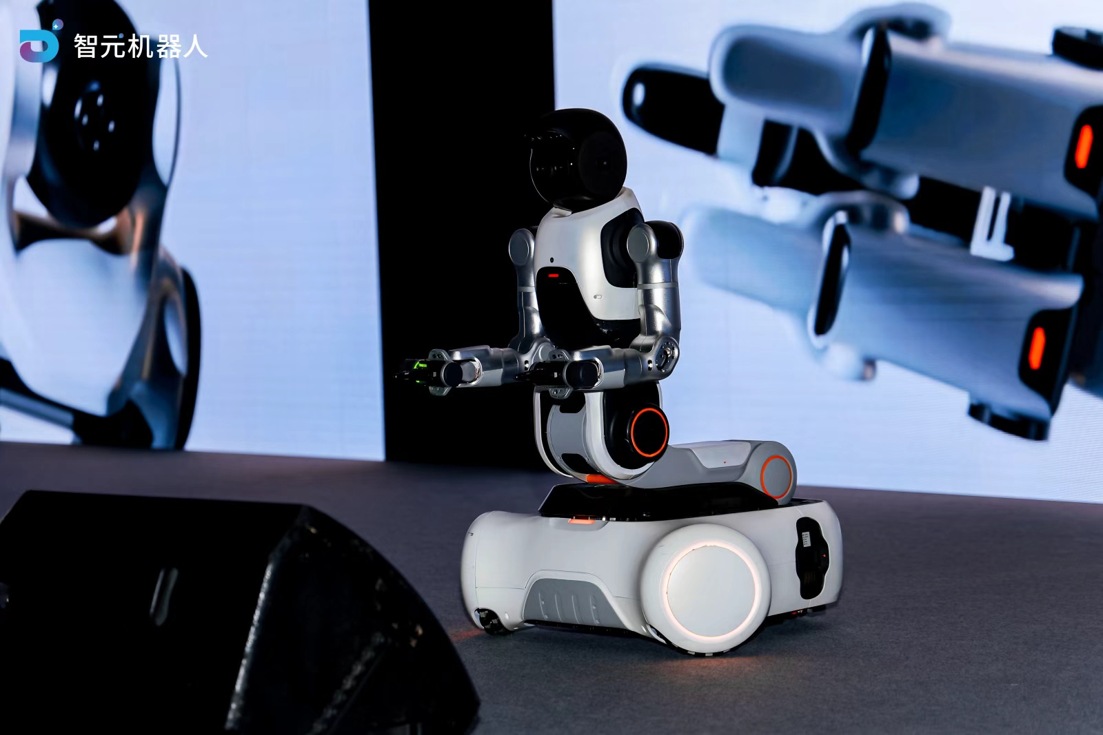 智元机器人发布灵犀X2-W，目前尚处原型阶段