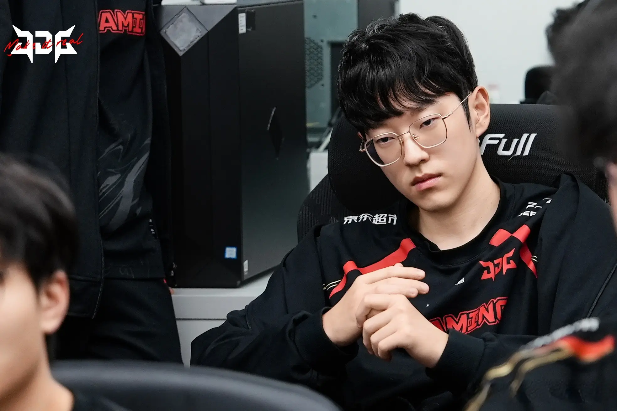 Scout被打成1-8！JDG败给BLG官博炸了，粉丝怒斥：中路不想玩就滚