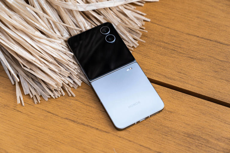 荣耀Magic V Flip2评测：小折叠大续航，AI外屏玩法新体验