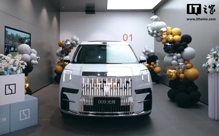 78.9 万元起，极氪 009 光辉 MPV 冰玉白开启首批交付