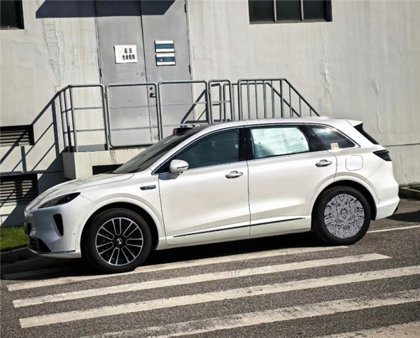 鸿蒙智行“尚界”H5实车图曝光，增程纯电双版本，纯电续航达655km