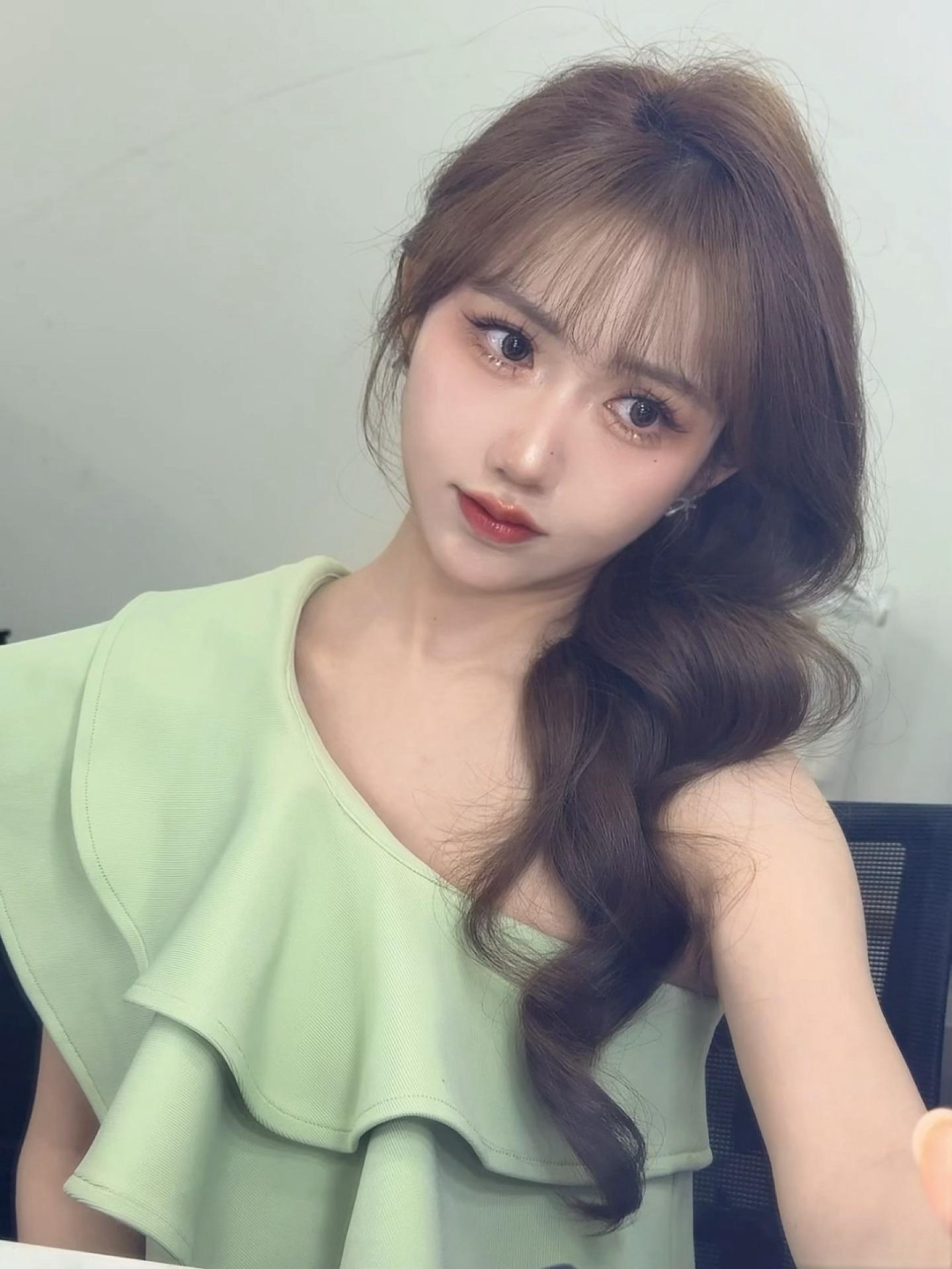 LPL官方主持BaoBao晒照：青提茉莉 & 牛奶香槟