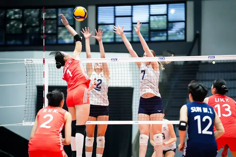 美国3局狂送35分！U21女排5连胜夺小组第一，朱航霆成带刀二传