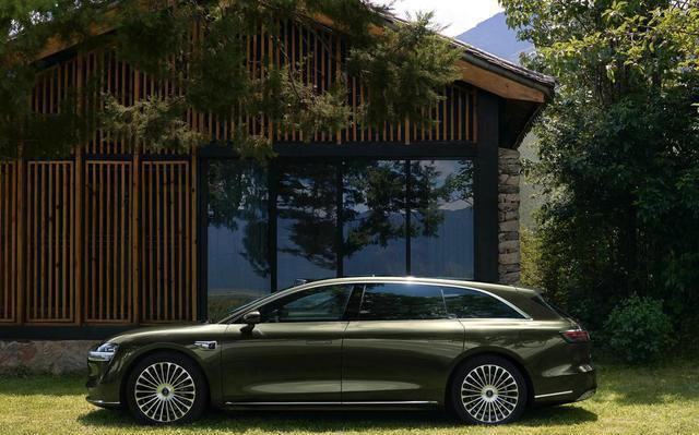 高颜值旅行车，车长5160mm，4颗激光雷达+零重力座椅，续航801km