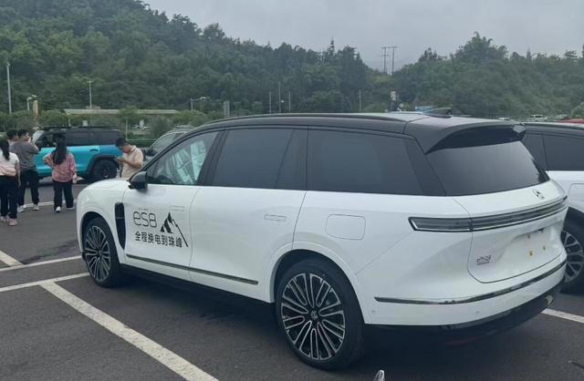 第三代蔚来ES8现身街头，大过问界M9+三激光雷达，配707马力