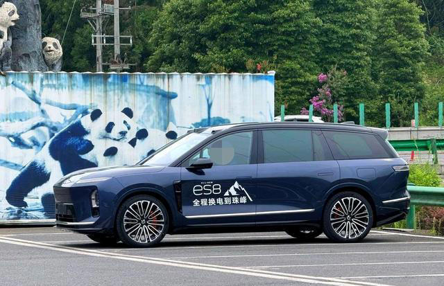 第三代蔚来ES8现身街头，大过问界M9+三激光雷达，配707马力