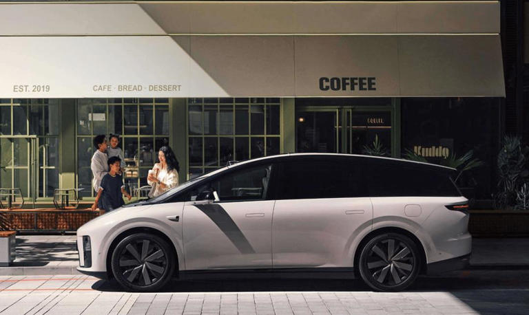 价格几乎一样！理想i8对上特斯拉Model YL，谁才是“纯电六座SUV之王”？