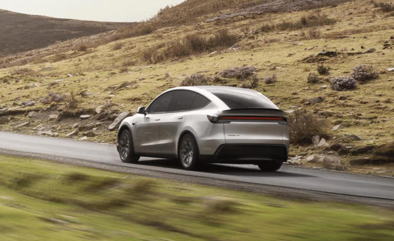 价格几乎一样！理想i8对上特斯拉Model YL，谁才是“纯电六座SUV之王”？