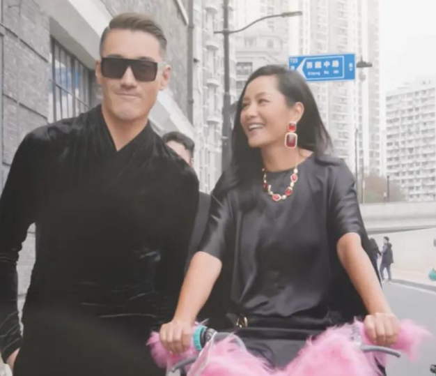 瞿颖瘦身后好像“人间芭比”，她与胡兵合体走秀，两人就是模特界的神雕侠侣 8081