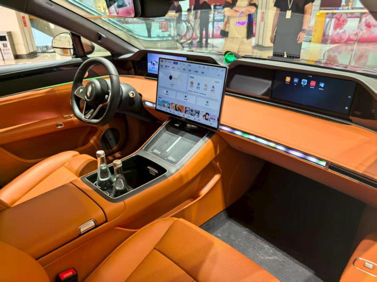 颠覆传统体验的多场景豪车，享界S9T首批展车到店，人气超高