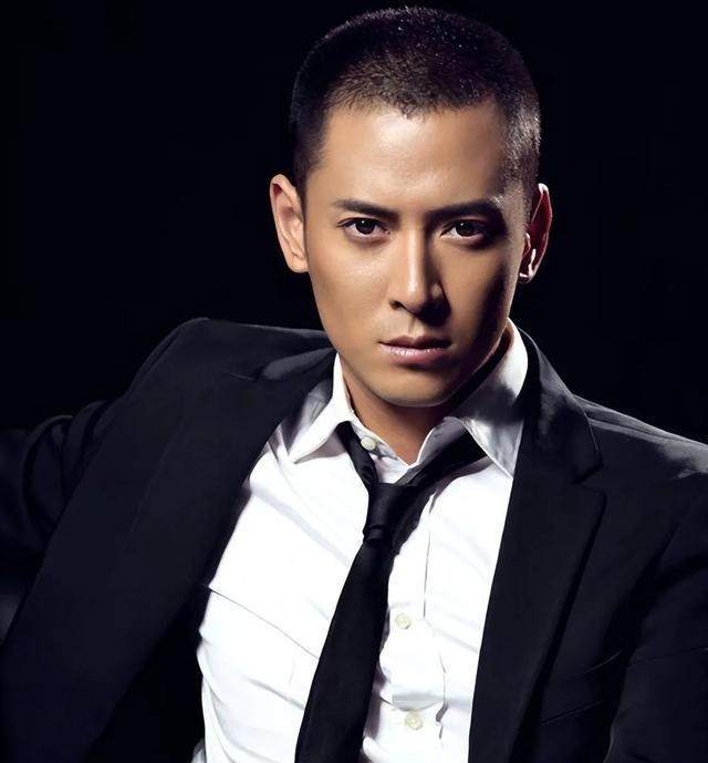 韩栋演短剧被嘲掉价，西装狠眸再出圈