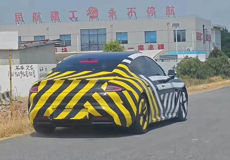 小米SU7 L谍照曝光：疑似长轴距版，后排空间成亮点