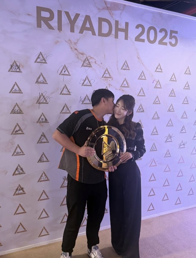 小孩曾卓君卫冕EWC《街头霸王6》冠军，妻子小红书发文感恩所有！