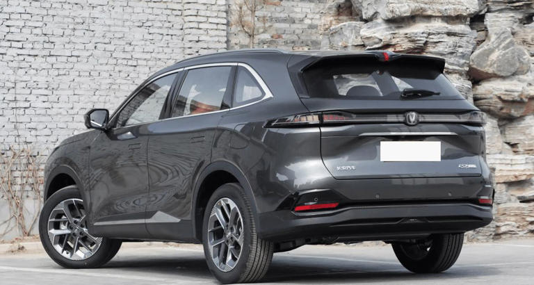 长安SUV：标配爱信8AT，3块大屏，理想L9同款内饰，售价8.99万起