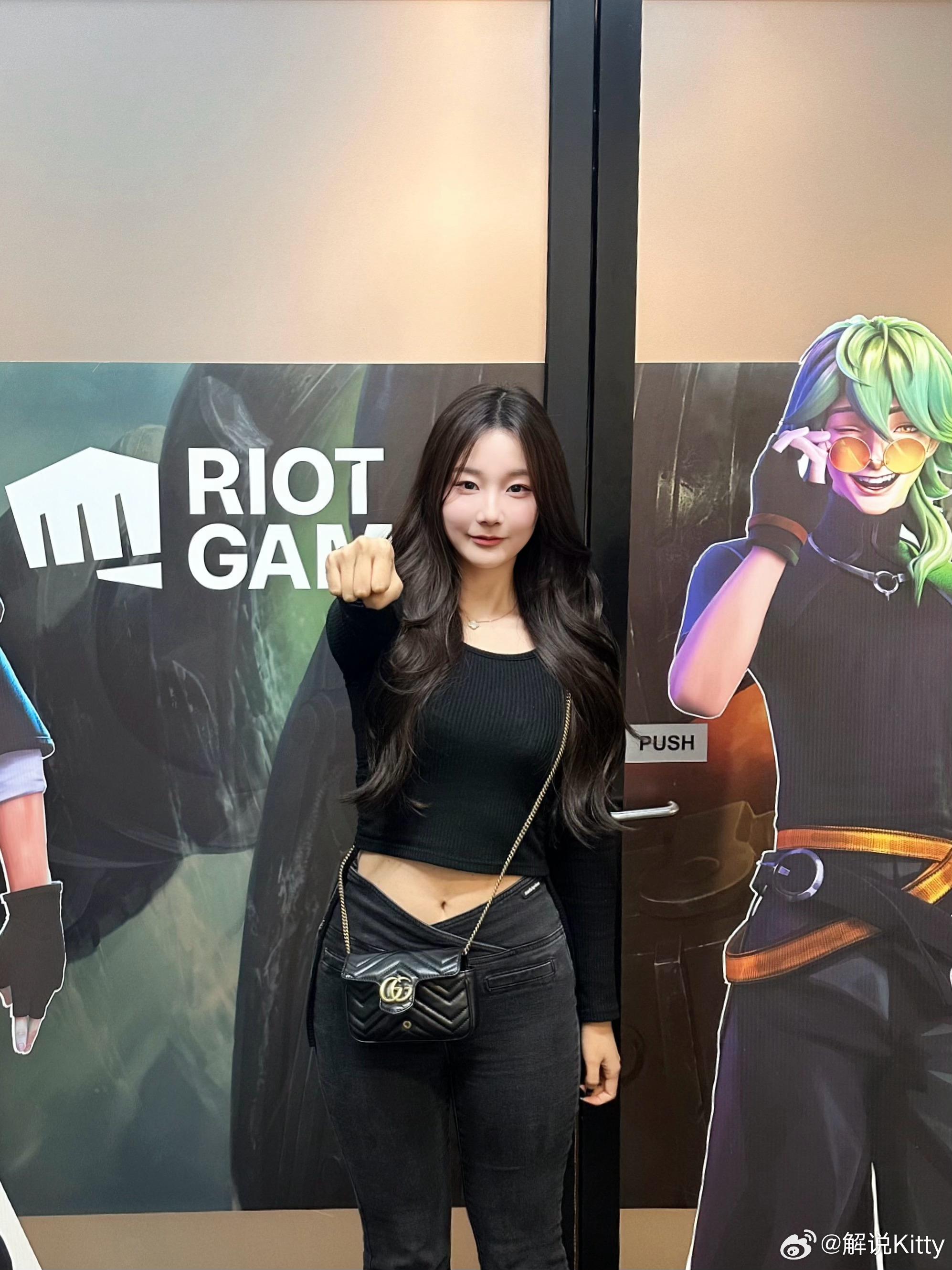 前LPL英文流解说Kitty晒照：跟👊说了让KDA回归