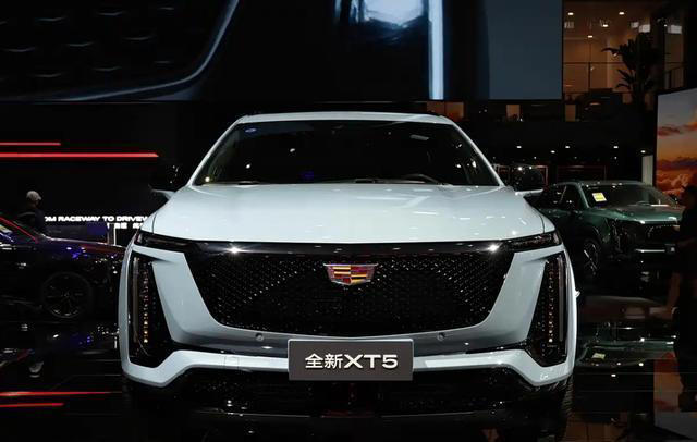 惊喜价22.99万起！新款凯迪拉克XT5于成都车展亮相，新增外观配色
